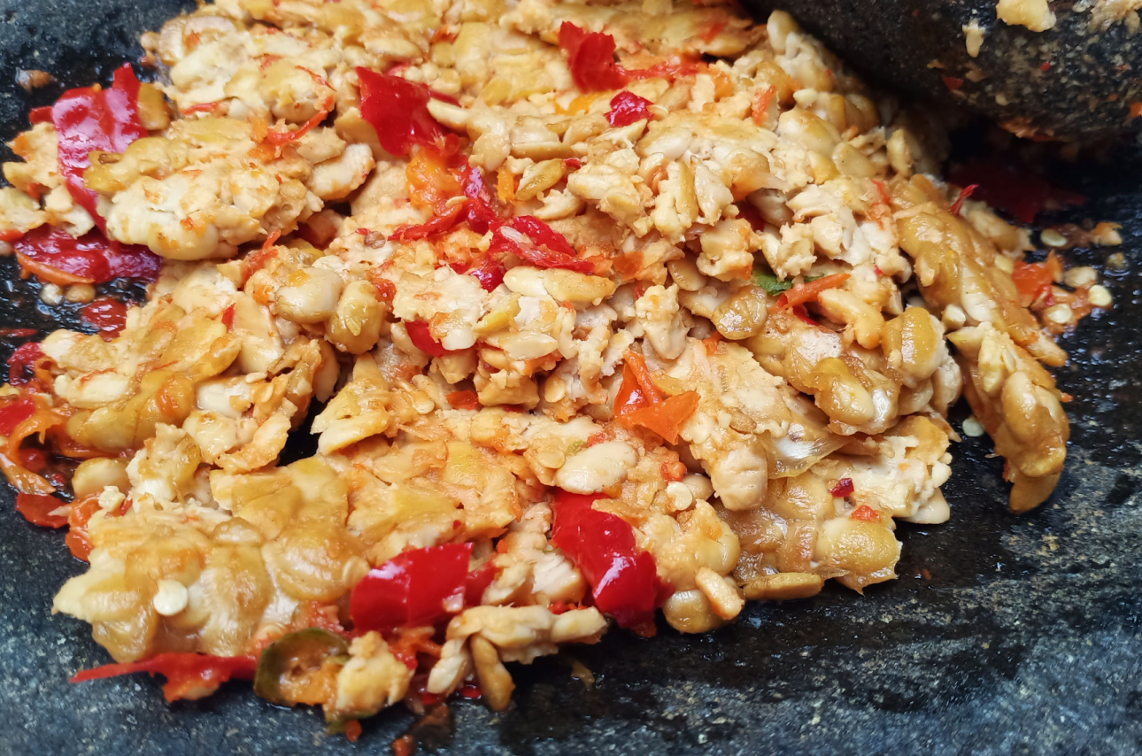 Tempe Geprek: Camilan Pedas yang Menggugah Selera