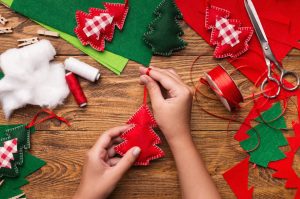 10 Ide & Tutorial DIY Dekorasi Hiasan Pohon Natal yang Unik dan Hemat ...
